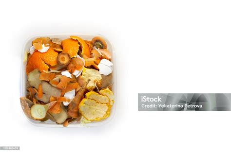 음식물 쓰레기 당근 바나나 감자 오렌지 양파 달걀 껍질은 흰색 배경에 용기에 맨 위 보기 플랫 레이 공간을 복사합니다 재활용폐기물 당근에 대한 스톡 사진 및 기타 이미지