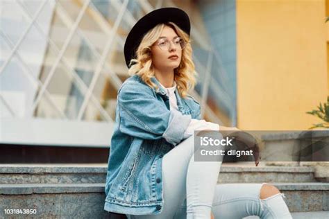 모자를 착용 하는 안경에 흥미로운 여자의 클로즈업 초상화 검은색에 대한 스톡 사진 및 기타 이미지 검은색 광고 금발 머리 Istock