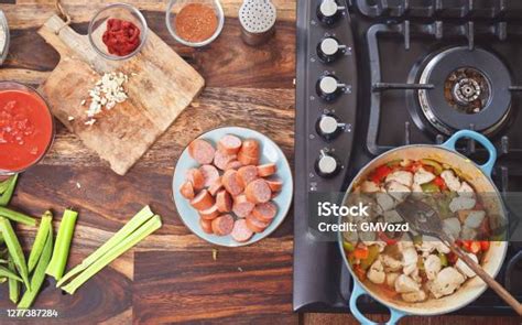 주철 냄비에 케이준 스타일 치킨 새우와 소시지 잠발라야 준비 요리하기 음식 준비에 대한 스톡 사진 및 기타 이미지 요리하기 음식 준비 검보 닭고기 Istock