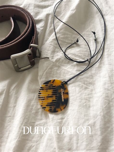 둥그런 Made 레오파드 레터링 콤 목걸이