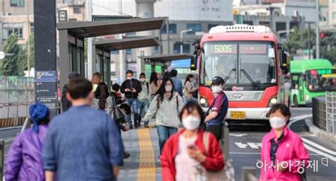 포토 마스크 착용하고 버스 이용하는 시민들 아시아경제