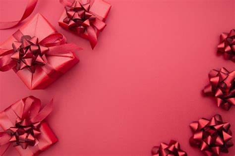 빨간 선물 상자와 리본 활 빨간 활과 빨간 배경에 고립 맨 위 보기 공간을 복사합니다 크리스마스 파티 또는 발렌틴의 날 개념 2월에 대한 스톡 사진 및 기타 이미지 Istock