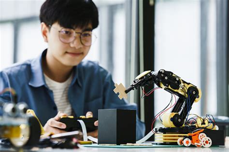 아시아 십대 학생들은 집에서 로봇 팔과 로봇 자동차 숙제 프로젝트를 하거나 놀고 회로를 조립하고 코딩합니다 로봇 공학 프로그래밍 및 Stem 교육 개념의 기술 16 17