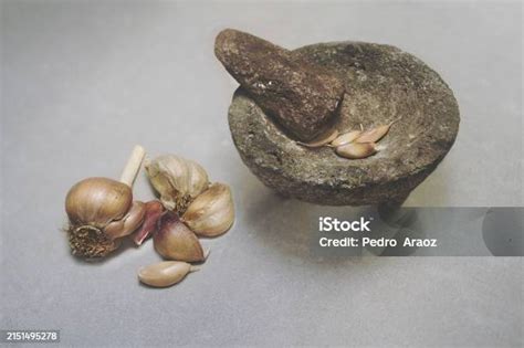 돌 박격포와 유봉 마늘 바위 박격포와 유봉으로 채워진 돌 그릇 요리 재료 요리에 적합 복사 공간이 있는 회색 배경 0명에 대한 스톡 사진 및 기타 이미지 Istock