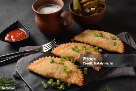 고기와 파와 전통 루마니아 우크라이나어 러시아와 타타르 음식 Cheburek 국립 동쪽 식사 쇠고기 송아지 고기 또는 양고기고기 파이 0명에 대한 스톡 사진 및 기타 이미지