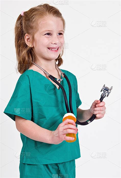 年轻的白人女孩打扮成医生的样子