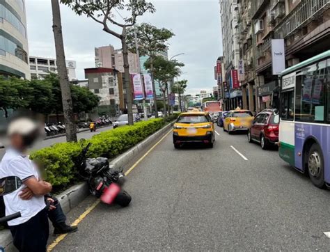 新莊車禍事故！計程車突「鬼切」撞紅牌重機 無辜騎士慘摔秒撲街 社會 Nownews今日新聞