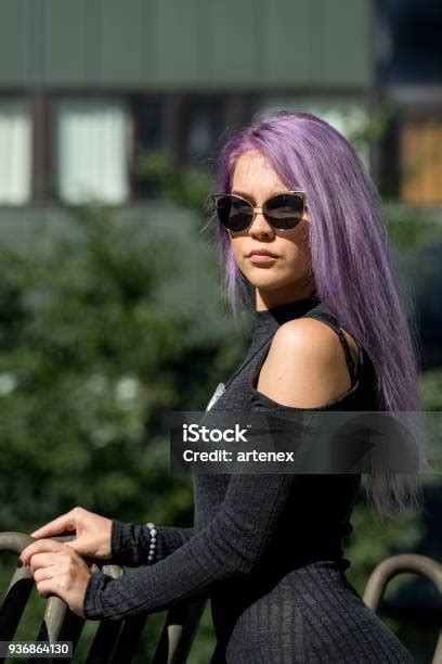 백인 백색 여성 건물의 발코니에 서 있는 모델 하 고 날씨를 즐깁니다 도시 현대 패션 개념에에서 휴식 회색 드레스에 긴 보라색 머리 아름 다운 여자 감정에 대한 스톡 사진