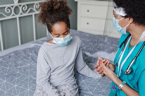 여성 의사는 집 방문 하는 동안 얼굴 마스크를 착용 하는 어린 소녀를 위로 2명에 대한 스톡 사진 및 기타 이미지 2명