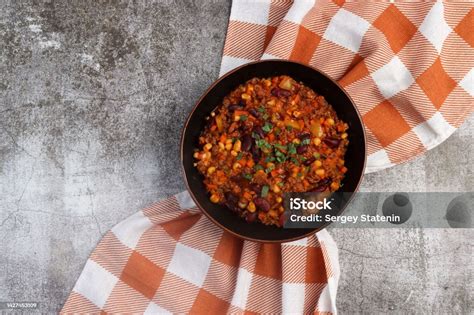 칠리 콘 카르네 어두운 배경의 그릇에 콩 쇠고기 후추를 곁들인 전통적인 멕시코 요리 상단보기 평평한 누워 칠리에 대한 스톡 사진 및 기타 이미지 Istock
