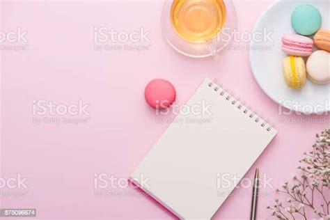 Flatlay 노트북 마카롱 차와 꽃 분홍색 테이블에 컵 케이크 아름 다운 아침 식사와 함께 마 카 롱입니다 모형에 대한 스톡 사진 및 기타 이미지 Istock