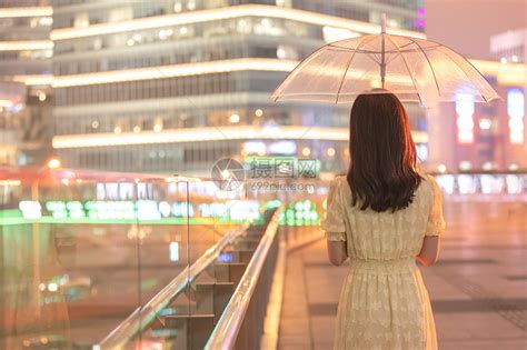 下雨天走在城市里的女性背影高清图片下载 正版图片501746206 摄图网