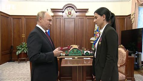 Путин передал звезду Героя России дочери погибшей в Донбассе Ольги Качуры