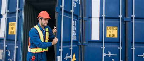 컨테이너 화물 항구에서 재고 또는 작업 세부 정보를 확인하는 엔지니어 또는 감독 운송 수입 및 수출 산업 내부의 물류 개념 International Air Transport