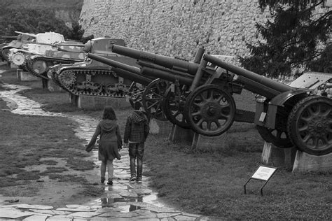 무료 이미지 검정색과 흰색 거리 도시의 여행 수송 후지 필름 병사 차량 단색화 무기 Bw 검정 흰색 세르비아 시원한 이미지 아니 레 블랑