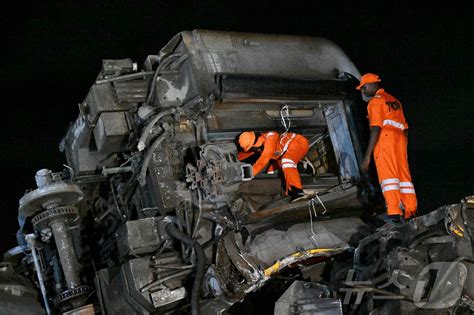 사진 여객 열차에 들이 받힌 인도 화물 열차의 모습 뉴스1