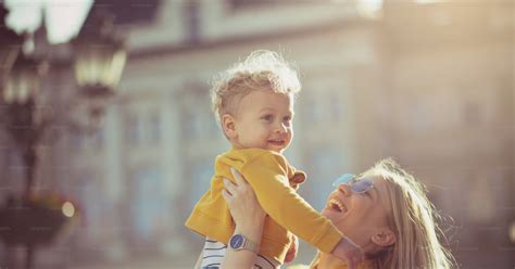 내 햇빛 도시의 어머니와 아들 사진 Unsplash의 아들 이미지