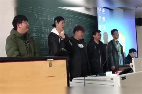 上课迟到，被老师罚唱《好嗨哦》，真的太搞笑了