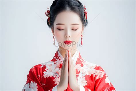 눈을 감고 기도하는 전통 의상을 입은 여성 사진 무료 다운로드 Lovepik