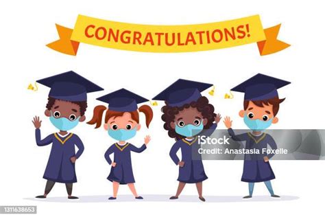 의료 용 마스크 학술 가운 및 모자를 착용한 행복한 졸업 한 아이들 유치원 졸업을 축하하는 다문화 아이들 졸업식에 대한 스톡 벡터 아트 및 기타 이미지 Istock