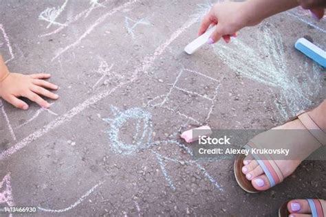 아이들은 길에서 분필로 그립니다 거리에서 아이들의 창의력 2명에 대한 스톡 사진 및 기타 이미지 2명 Theatrical Performance 개념 Istock