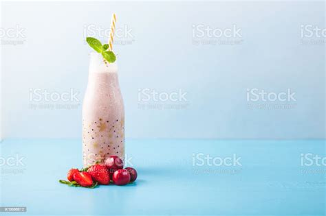 음료수 병 우유 체리 딸기 바나나 고 민트는 밝은 파란색 배경에 건강 한 라이프 스타일의 개념으로 장식 클렌징 바디 복사 공간 0명에 대한 스톡 사진 및 기타 이미지