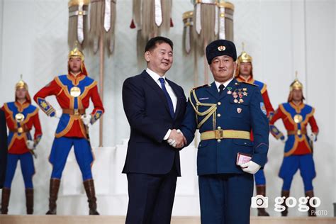 ФОТО Ерөнхийлөгч БНТУ д үүрэг гүйцэтгэсэн алба хаагчдад төрийн цол одон медаль гардууллаа