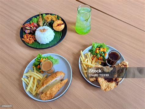 바삭한 모짜 버섯 스테이크 바삭한 치킨 블랙페퍼 스테이크 나시 울람 발리 또는 발리 울람 라이스 에스 쿠우트 발리 또는 발리 쿠우트 아이스 음식과 음료 메뉴 0명에 대한