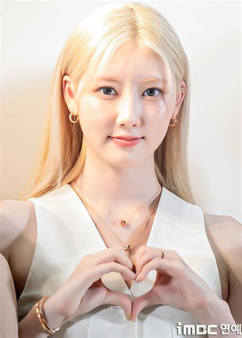 [포토] 베이비몬스터 라미 골드빛 하트