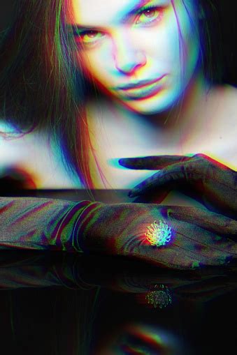 Rgb 색상 분할 효과 스타일의 멋진 반지와 검은 장갑을 낀 아름다운 여성의 클로즈업 스튜디오 초상화 18 19세에 대한 스톡 사진 및 기타 이미지 Istock