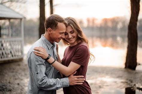 Pareja De Enamorados Abrazados En La Escena De La Puesta De Sol En Un
