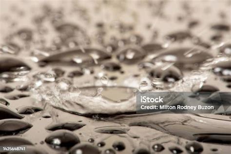 매크로 스플래쉬 반사 표면에 떨어지는 물 한 방울의 매크로 사진 선택적 초점 0명에 대한 스톡 사진 및 기타 이미지 0명 깨끗한 떨어짐 Istock