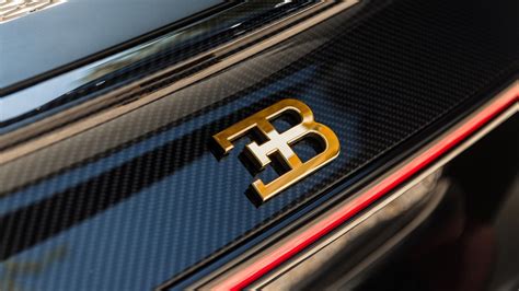 Последние гиперкары Bugatti Chiron отделали снаружи 24 каратным золотом