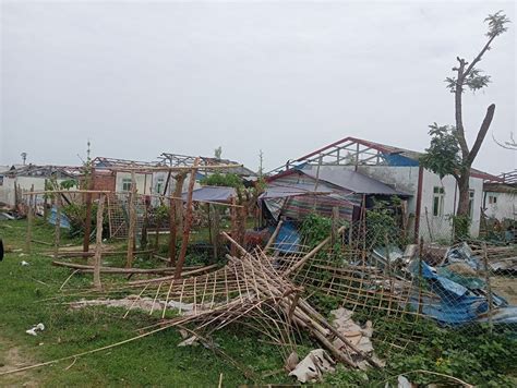 မုန်တိုင်းကြောင့် ရေ ၇ ပေခန့်ဖုံးလွှမ်းခဲ့သည့် မောင်တောမြို့နယ် ကျောက်ပန္ဒူရွာတွင် အိမ်များပြုပ