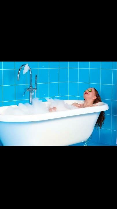 девушка в ванной и мальчик с большим пончиком Youtube