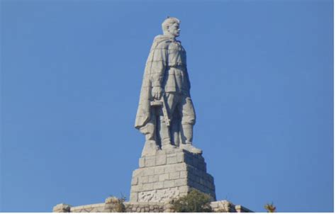 Историк със смехотворна версия На мястото на Альоша в Пловдив преди