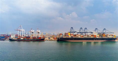 컨테이너 선창 크레인 선적 항구 선적 컨테이너 상자 수출입 상업 무역 비즈니스 물류 및 국제 운송을 기다리는 항구의 화물선 및 트럭 사진 Unsplash의 조선소 이미지