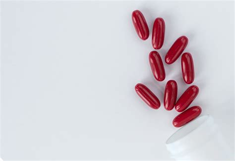 프리젠 테이션 매뉴얼 디자인 등에 사용하기 위해 흰색 배경에 플라스틱 병에 붉은 알약과 캡슐 3d 그림 의학 개념 맨 위 보기 0명에 대한 스톡 사진 및 기타 이미지