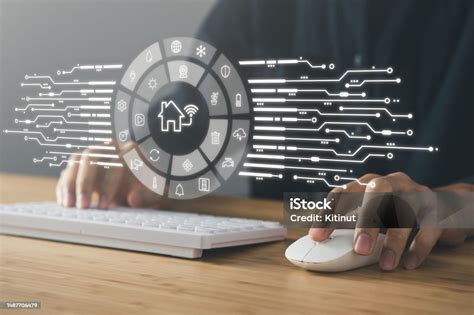 스마트 홈 인터페이스를 만지는 남자 스마트 홈 자동화 및 사물 인터넷 기술 개념입니다 가상현실에 대한 스톡 사진 및 기타 이미지 Istock