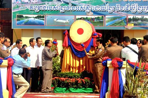 ថ្នាក់ដឹកនាំ មន្ដ្រីរាជការ និងប្រជាពលរដ្ឋទូទាំងខេត្តកំពង់ចាម ចូលរួមអបអរសាទរយ៉ាងក្លាវក្លា