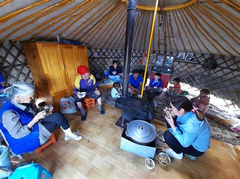 Зүгээр л тэмдэглэл… Эмээгийн минь бор гэр байнга л дүүрэн байна Зочин гийчнээр тасрахгүй ач