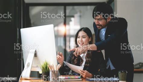 프로젝트에서 함께 일합니다 컴퓨터에서 일하는 두 명의 젊은 비즈니스 동료 복사 공간 2명에 대한 스톡 사진 및 기타 이미지 2명 가리키기 경영자 Istock