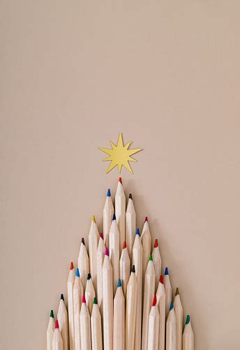 파스텔 크림 배경에 색연필로 만든 크리스마스 트리 최소한의 크리스마스와 새해 개념 창의적인 축제 휴일 레이아웃입니다 플랫 레이 개념에 대한 스톡 사진 및 기타 이미지