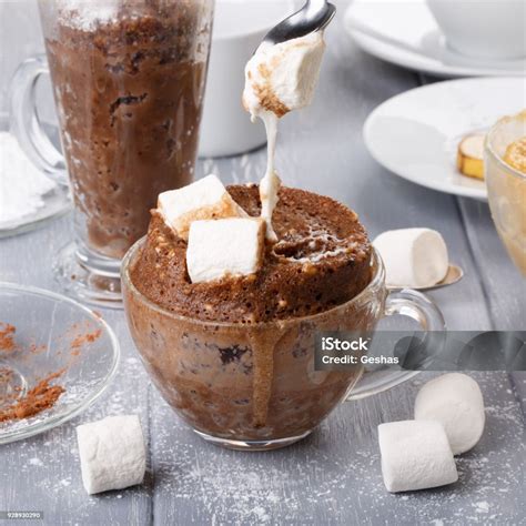 전자 렌지에서 유리 찻잔에 마 시 멜로와 빠른 초콜릿 케이크 0명에 대한 스톡 사진 및 기타 이미지 0명 갈색 단순함 Istock