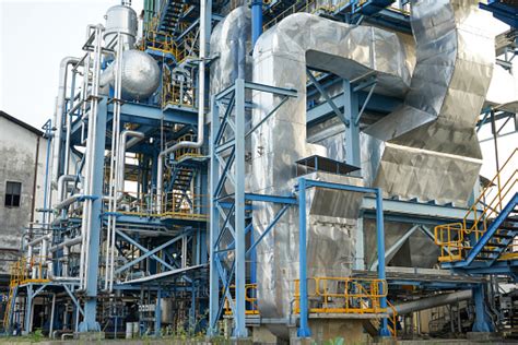 스테인레스 스틸 구조와 많은 파이프와 탱크와 현대 공장 이 공장은 기름과 같은 가공품의 각종 종류를 생성할 수 있습니다 생물