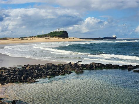 멀리 등대가 있는 해변의 전망 사진 Unsplash의 무료 오스트레일리아 이미지