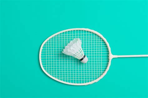 시안색 배경에 배드민턴을 재생 하기 위한 셔틀 콕과 라켓 라켓에 대한 스톡 사진 및 기타 이미지 라켓 배드민턴 0명