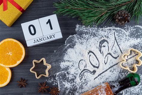 달력 1월 01 크리스마스와 새해 휴일축제 간식준비 쿠키 금형 및 밀가루 오렌지와 스타 아니스 전나무 가지와 원두 평면 레이아웃 요리하기 음식 준비에 대한 스톡 사진 및