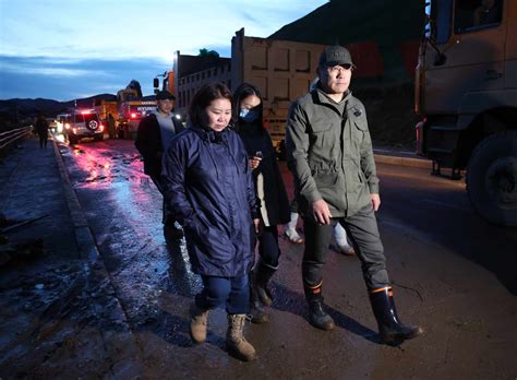 Уулын ус үерлэн бууснаар их хэмжээний лаг хог хаягдал шороо авто зам руу түрж оржээ Nio Mn