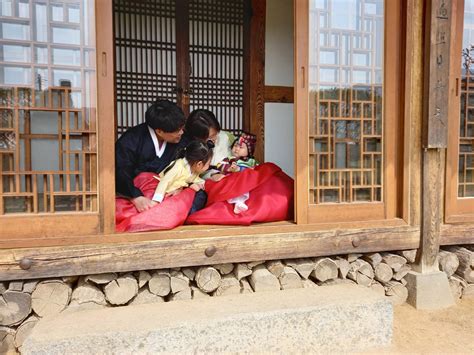 여원한복 오손도손 곱게 한복을 차려 입은 돌 맞은 아기의 잔치집 풍경이 봄 햇살처럼 따뜻하게 Facebook